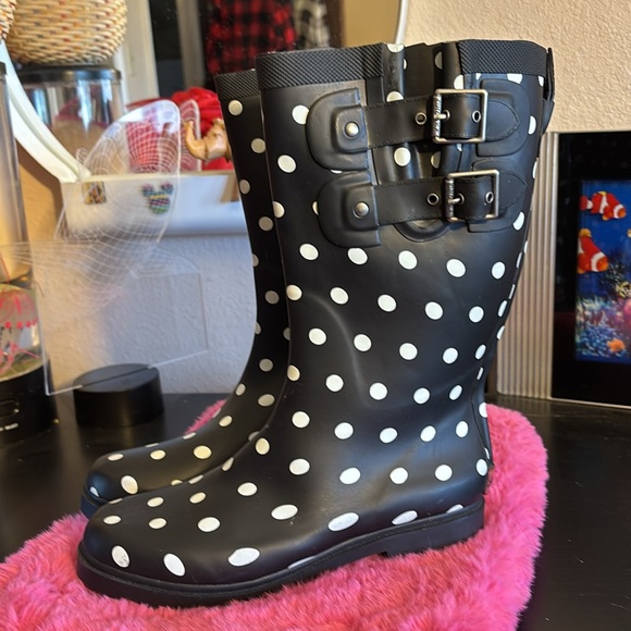 chooka | Shoes | Nwot Chooka Black White Downtown Dot Polka Dot Rain ...